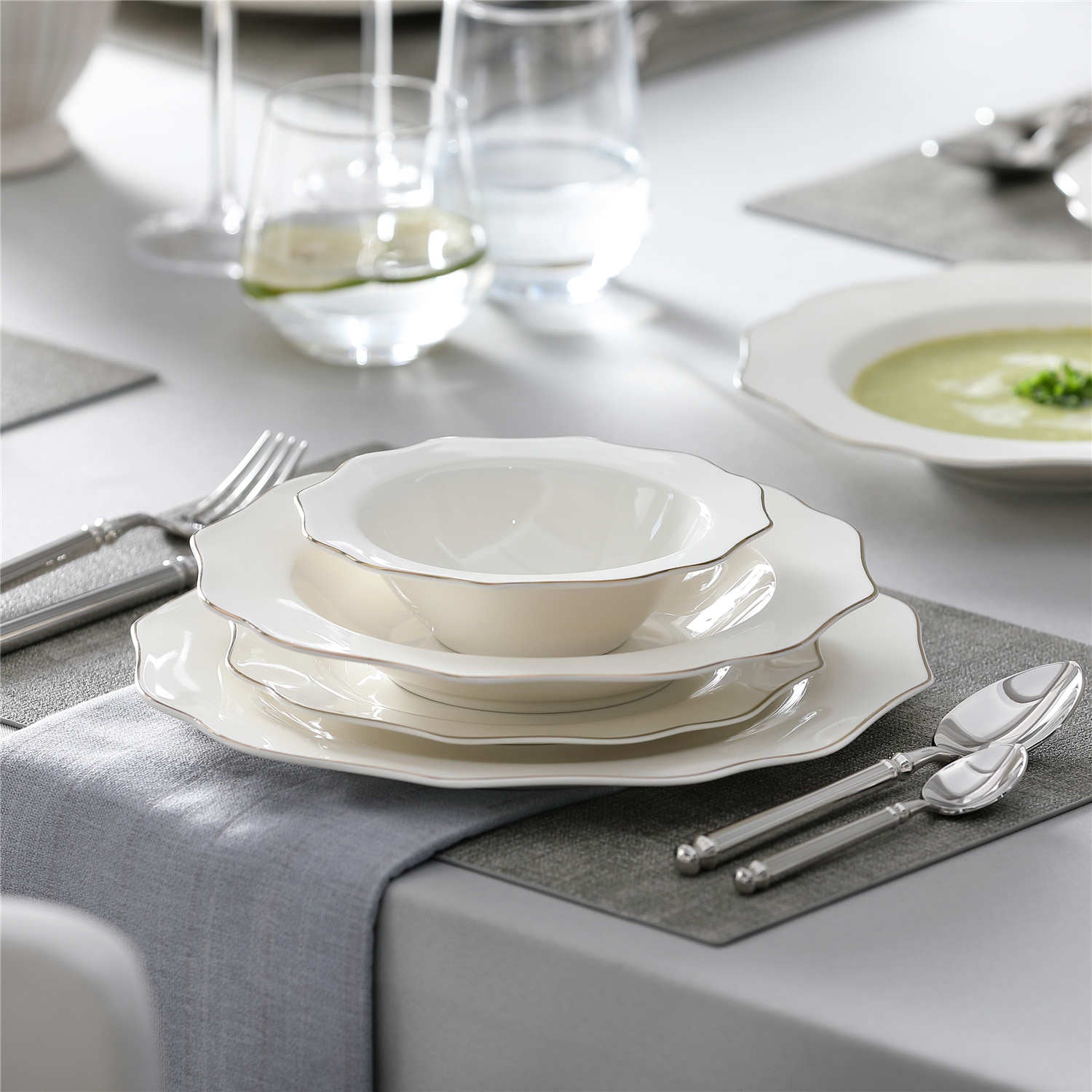 Which material of Dinnerware has the better quality: Porcelain or Bone